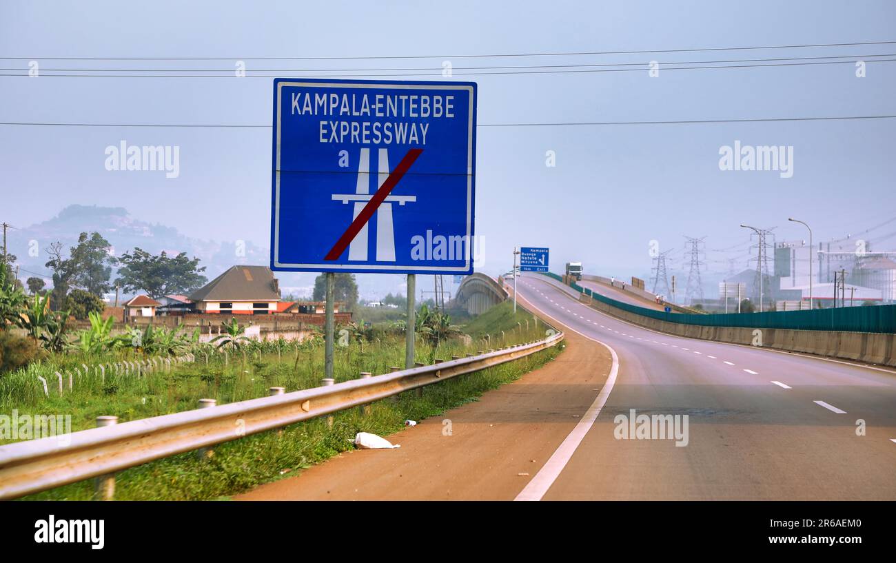 Auf dem neuen, von China gebauten Kampala-Entebbe Expressway in Uganda ...