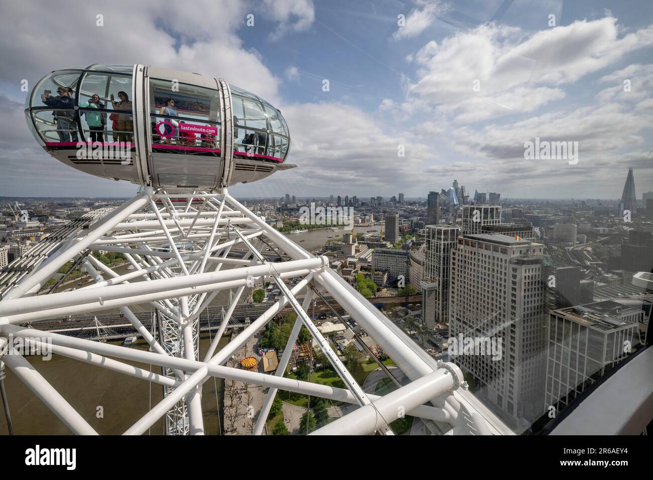 London eye cabin hi-res stock photography and images - Alamy