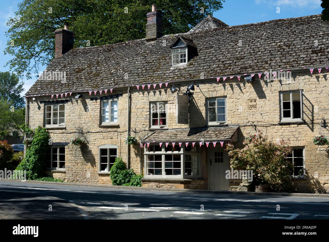 The Red Lion pub, Long Compton, Warwickshire, England, UK Stock Photo ...