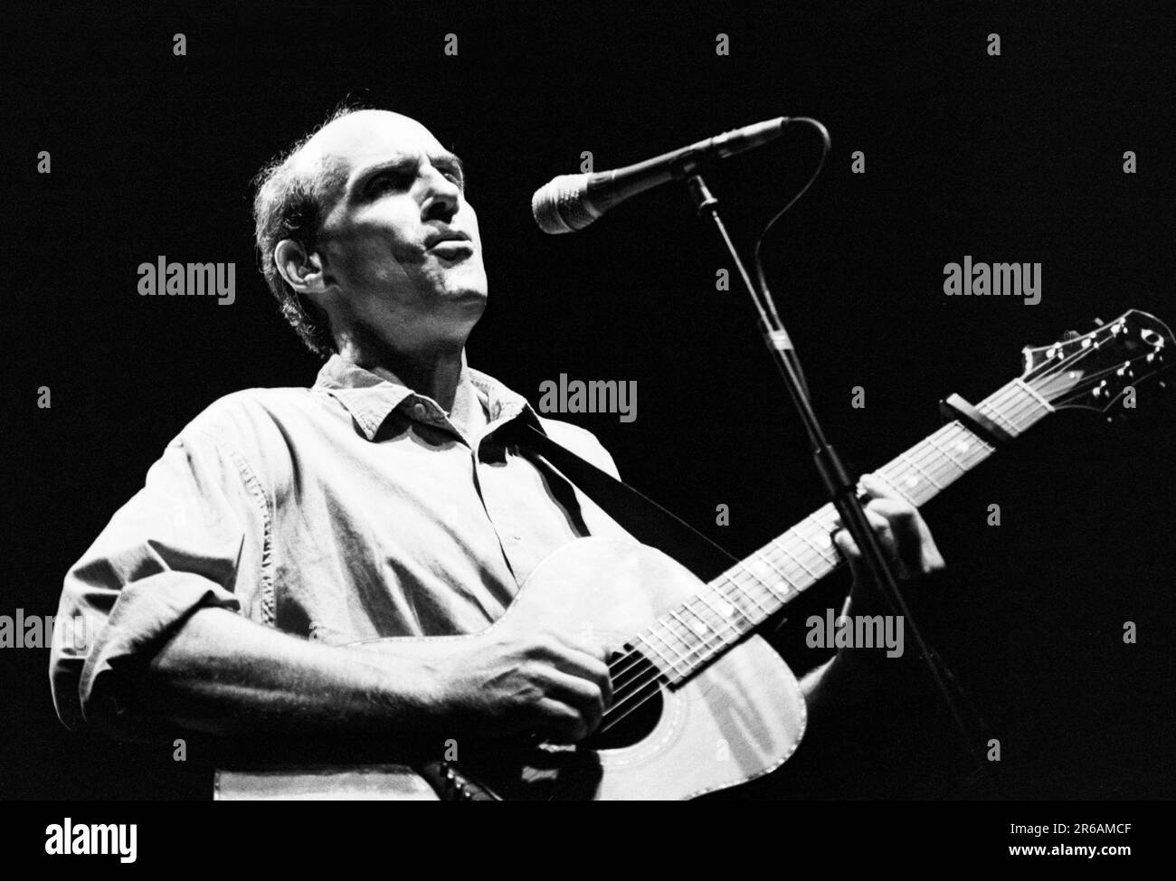 JAMES TAYLOR, CONCERT, 1999: Legendary American guitarist and singer ...