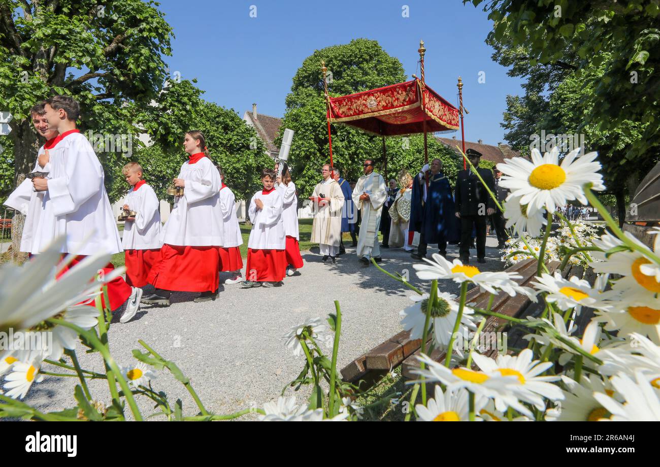 Obermarchtal, Germany. 08th June, 2023. Under a cloth canopy, the ...