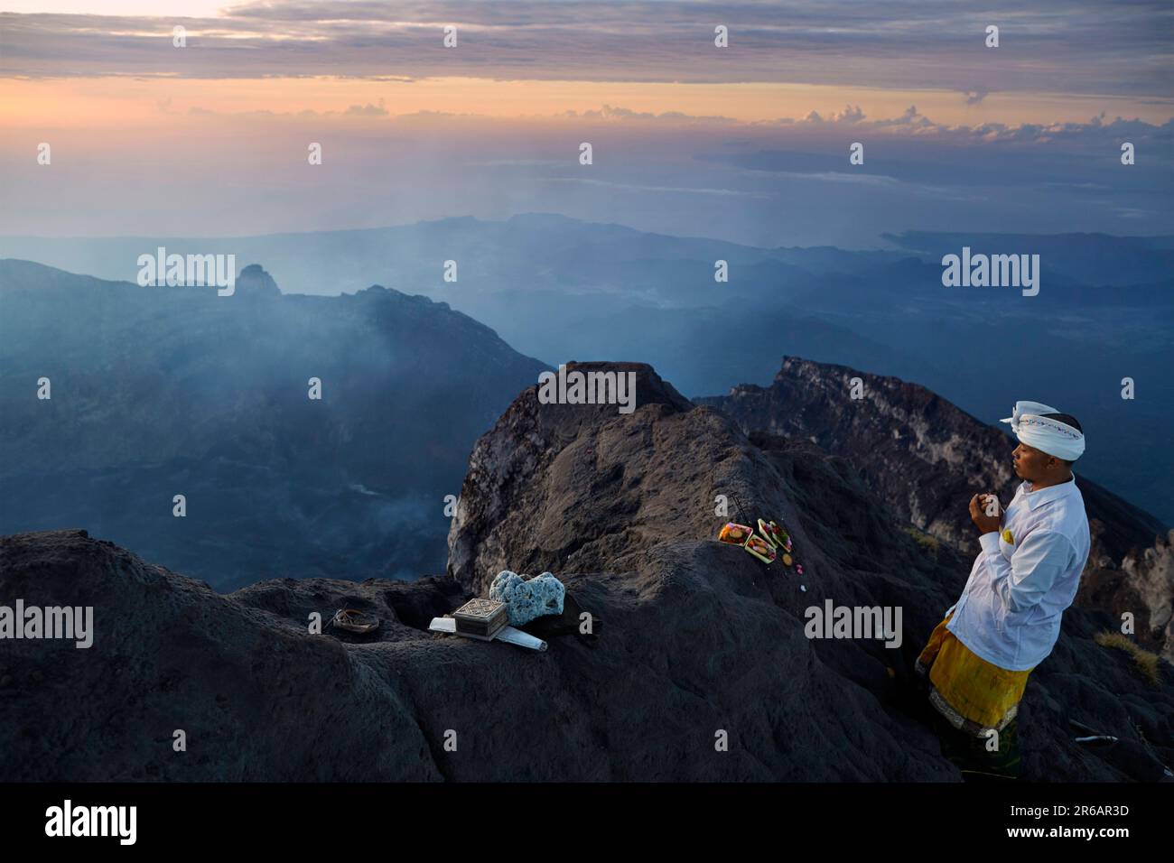A plume of smoke and ash covering everything. Ecuador: THIS ...
