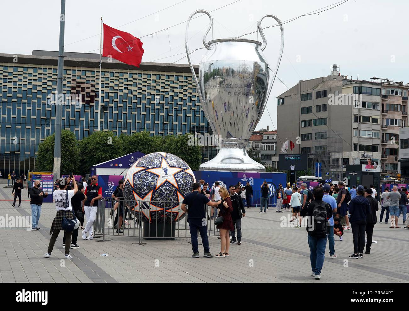 Fans to get personal with UEFA Champions League trophy in Istanbul😠 ...