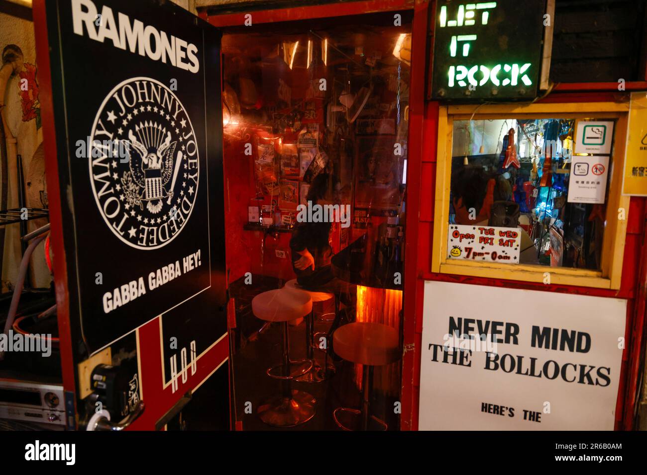 SHINJUKU GOLDEN GAI DISTRICT TOKYO Stock Photo - Alamy