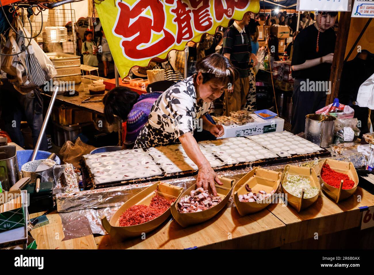 SHINJUKU GOLDEN GAI DISTRICT TOKYO Stock Photo - Alamy