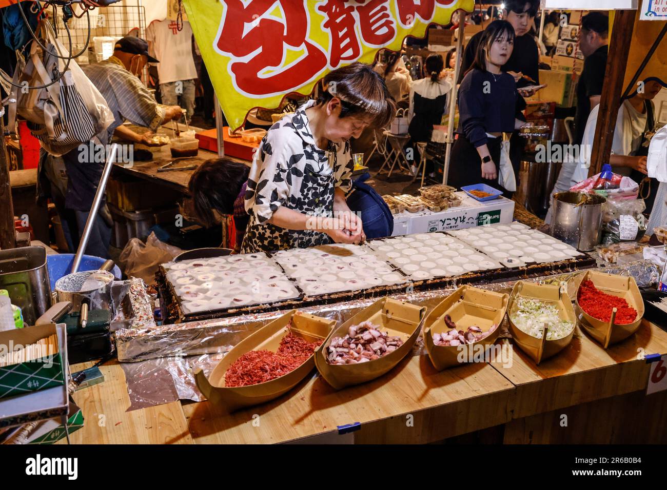 SHINJUKU GOLDEN GAI DISTRICT TOKYO Stock Photo - Alamy