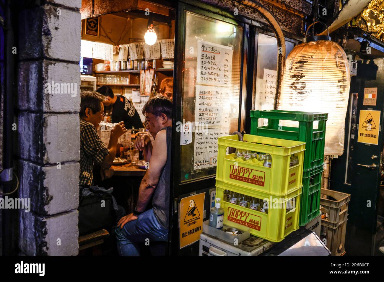 SHINJUKU GOLDEN GAI DISTRICT TOKYO Stock Photo - Alamy