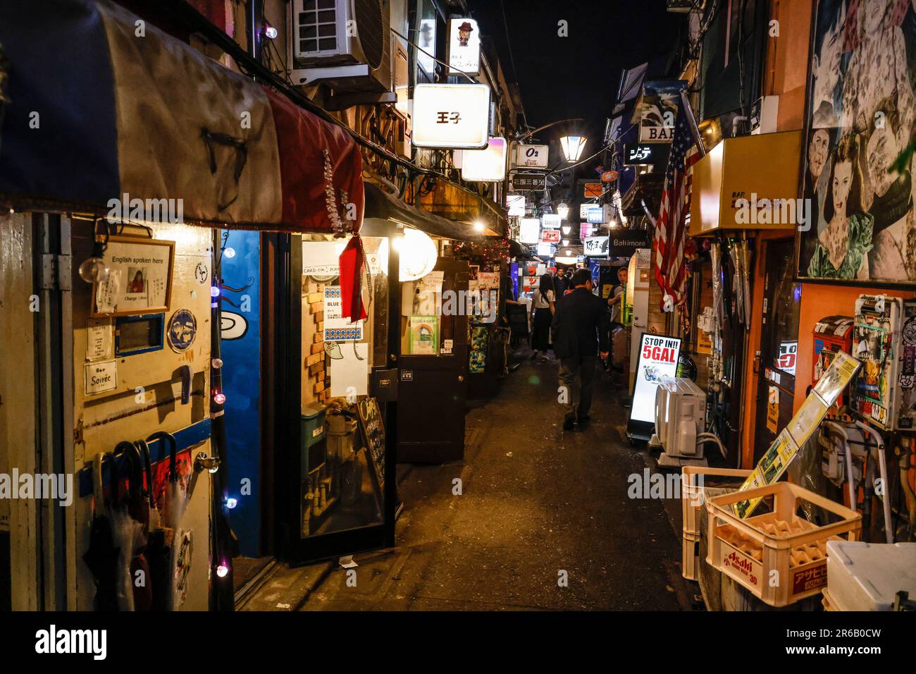 SHINJUKU GOLDEN GAI DISTRICT TOKYO Stock Photo - Alamy