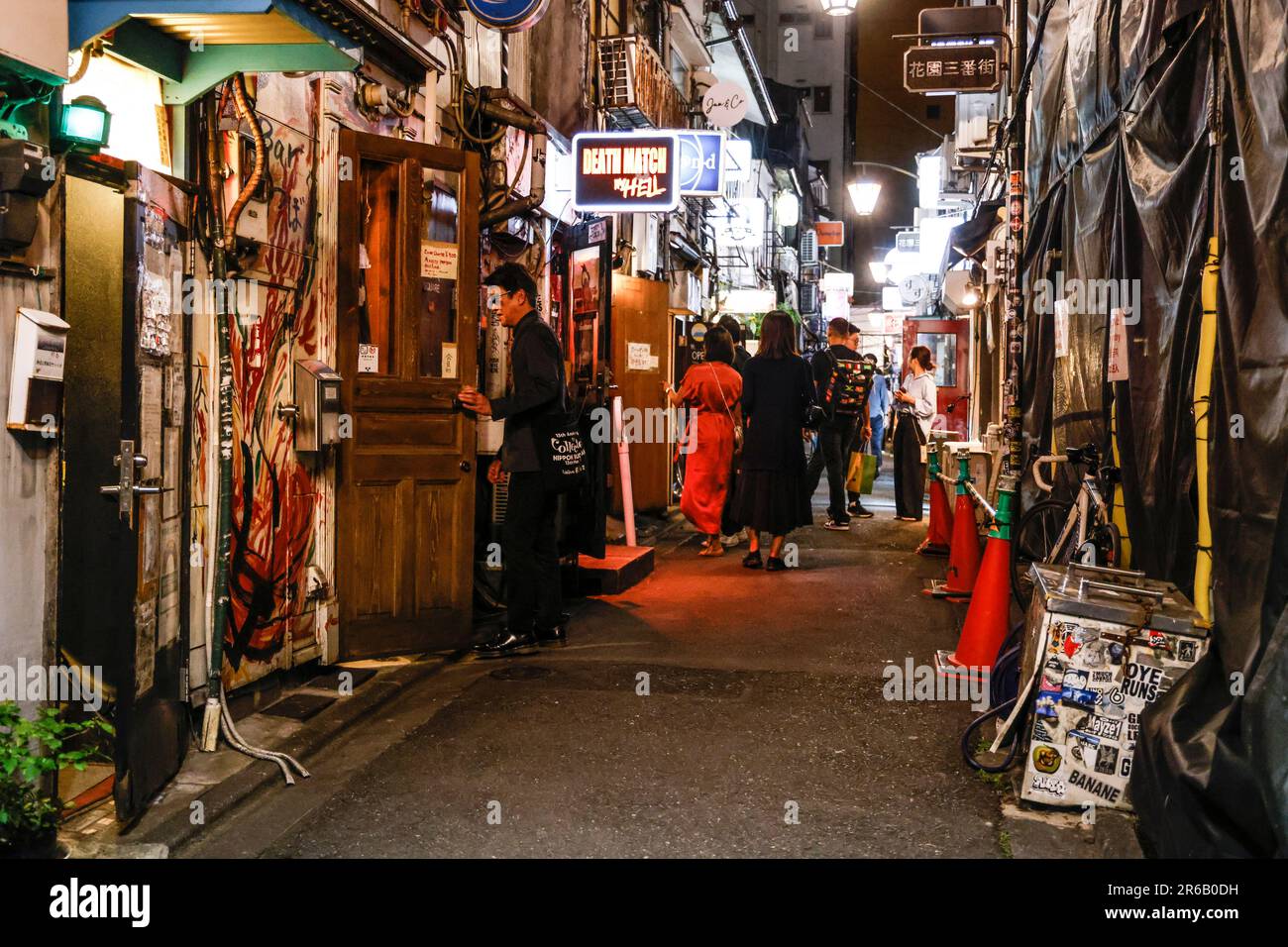SHINJUKU GOLDEN GAI DISTRICT TOKYO Stock Photo - Alamy