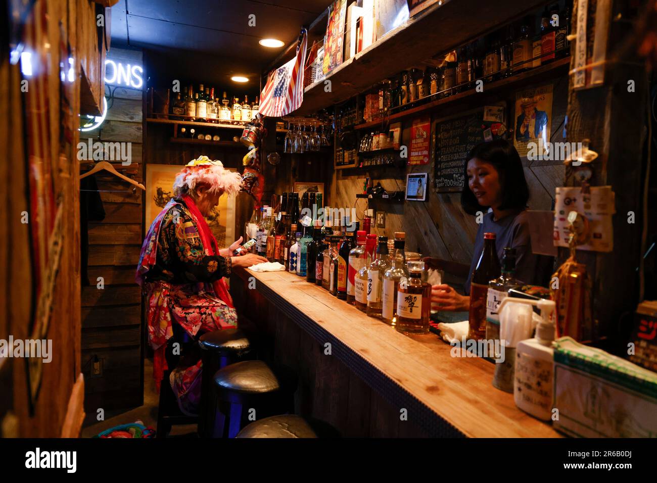 SHINJUKU GOLDEN GAI DISTRICT TOKYO Stock Photo - Alamy