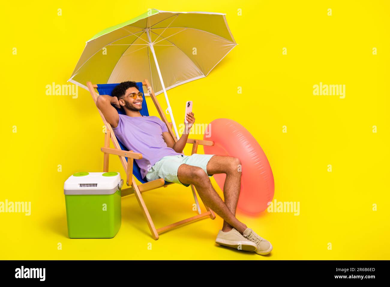 Man browsing fridge on phone hi-res stock photography and images - Alamy