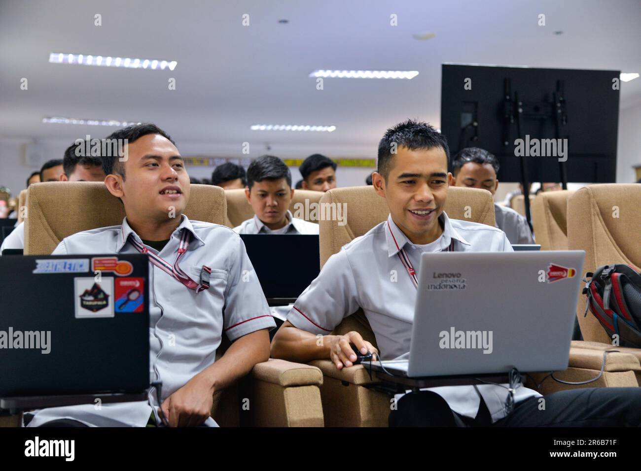 (230608) -- JAKARTA, June 8, 2023 (Xinhua) -- Trainees take Jakarta-Bandung High-Speed Railway ...