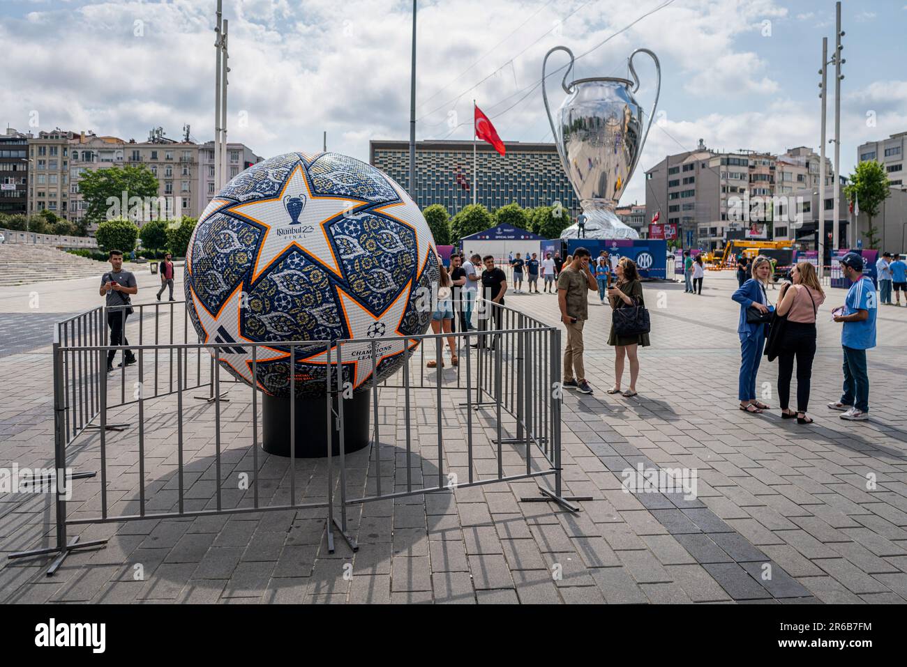 Champions league final ball 2022 2023 hi-res stock photography and ...