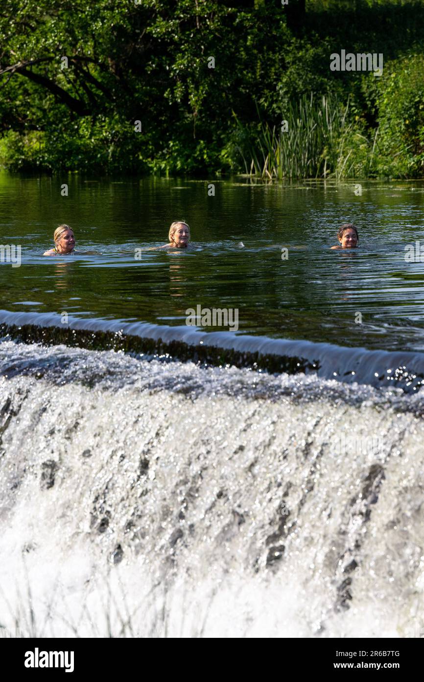 08.06.23. SOMERSET WEATHER. Carly White, Helen Bertin and Lucy Moses ...