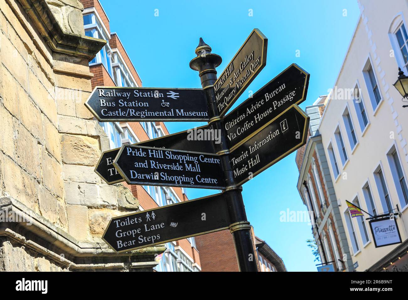 Cast iron sign posts hi-res stock photography and images - Alamy