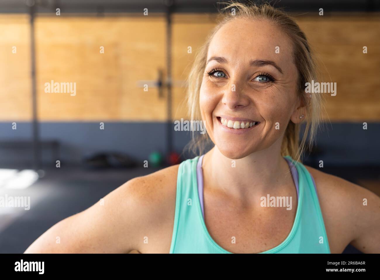 Young muscular build woman hi-res stock photography and images - Alamy