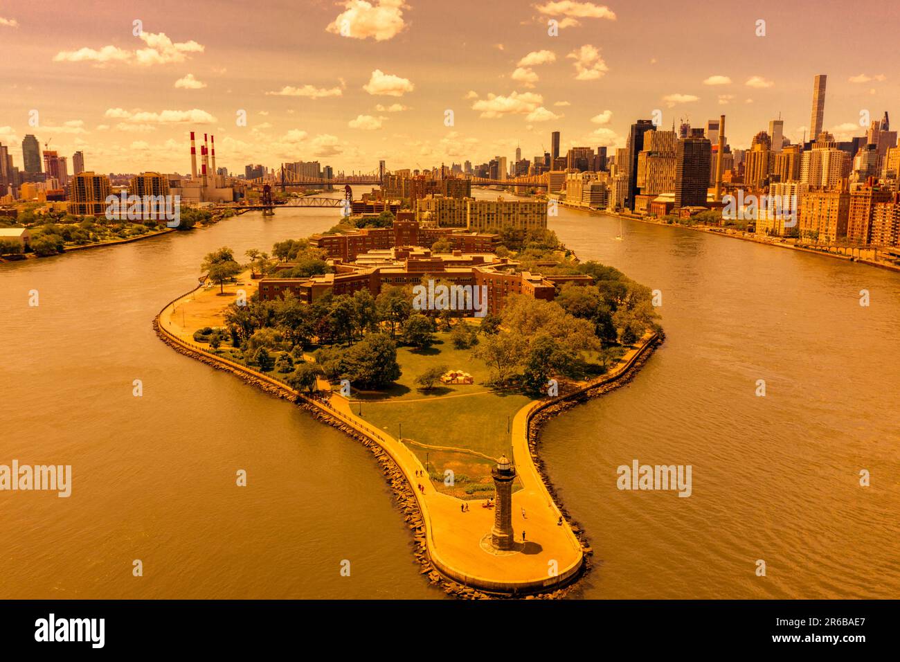 Roosevelt Island orange haze from Canadian fires Stock Photo - Alamy