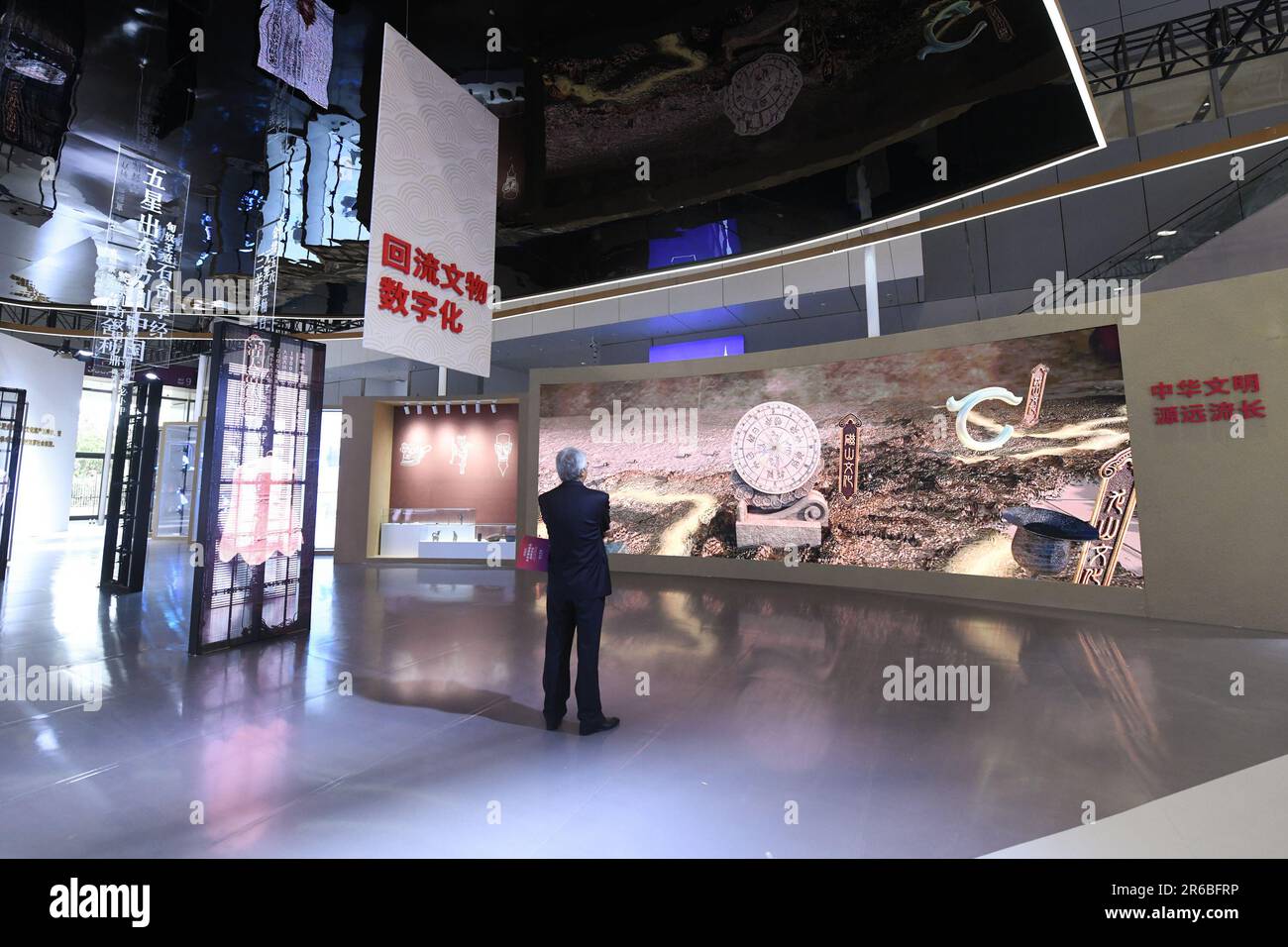 Technological platforms hi-res stock photography and images - Alamy