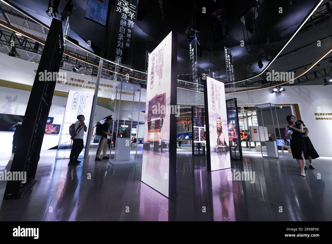 Technological platforms hi-res stock photography and images - Alamy