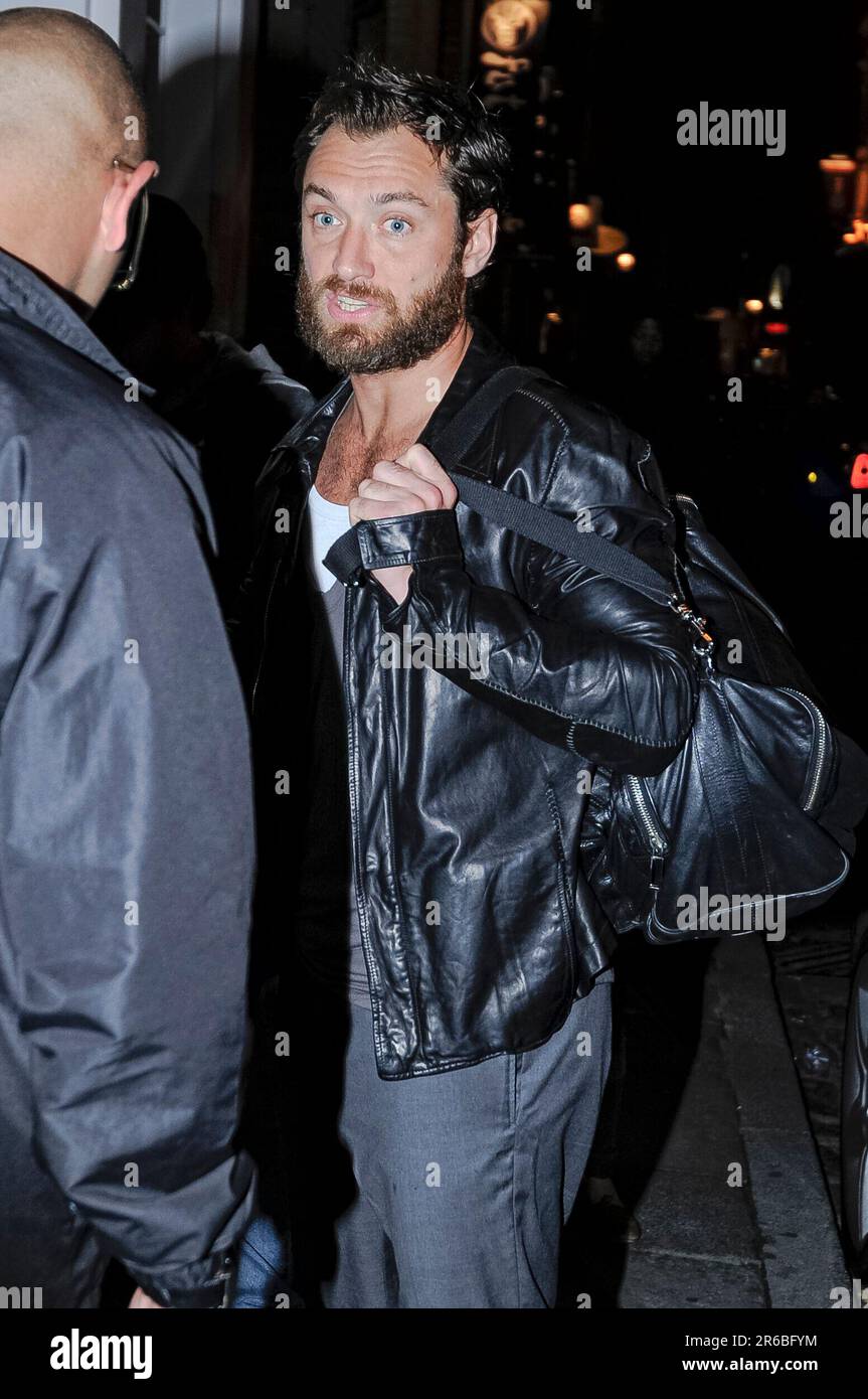 Jude Law leaves theatre in London. Credit: Euan Cherry Stock Photo - Alamy
