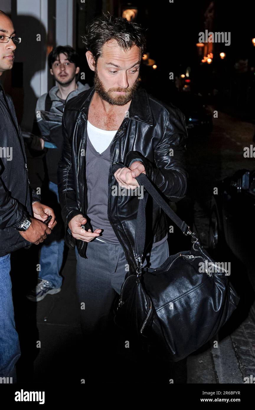 Jude Law leaves theatre in London. Credit: Euan Cherry Stock Photo - Alamy