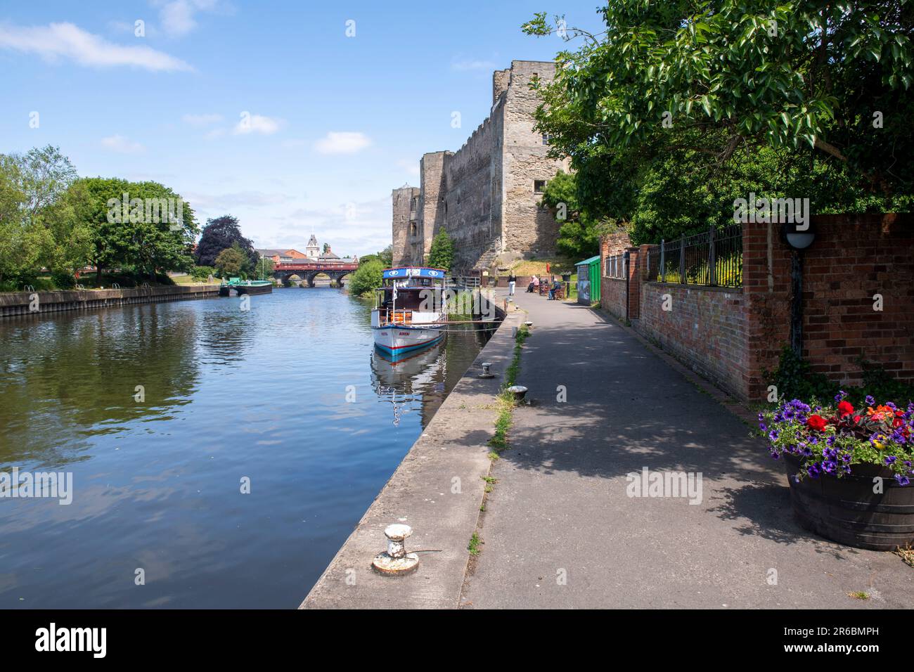 Newark Castle reflected in the river on a sunny spring day, Newark on ...
