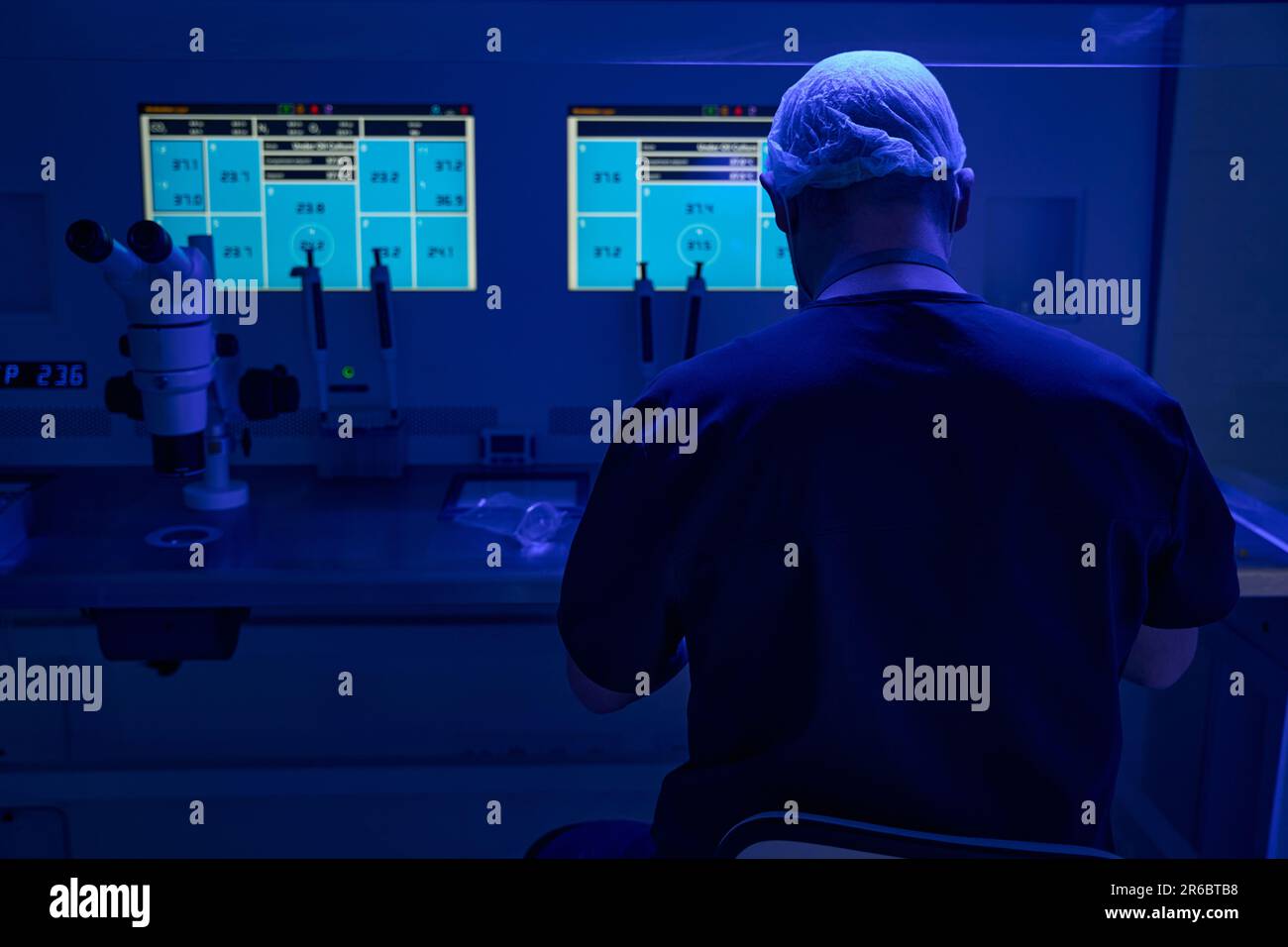 Laboratory worker working on embryo fertilization in clinic Stock Photo ...