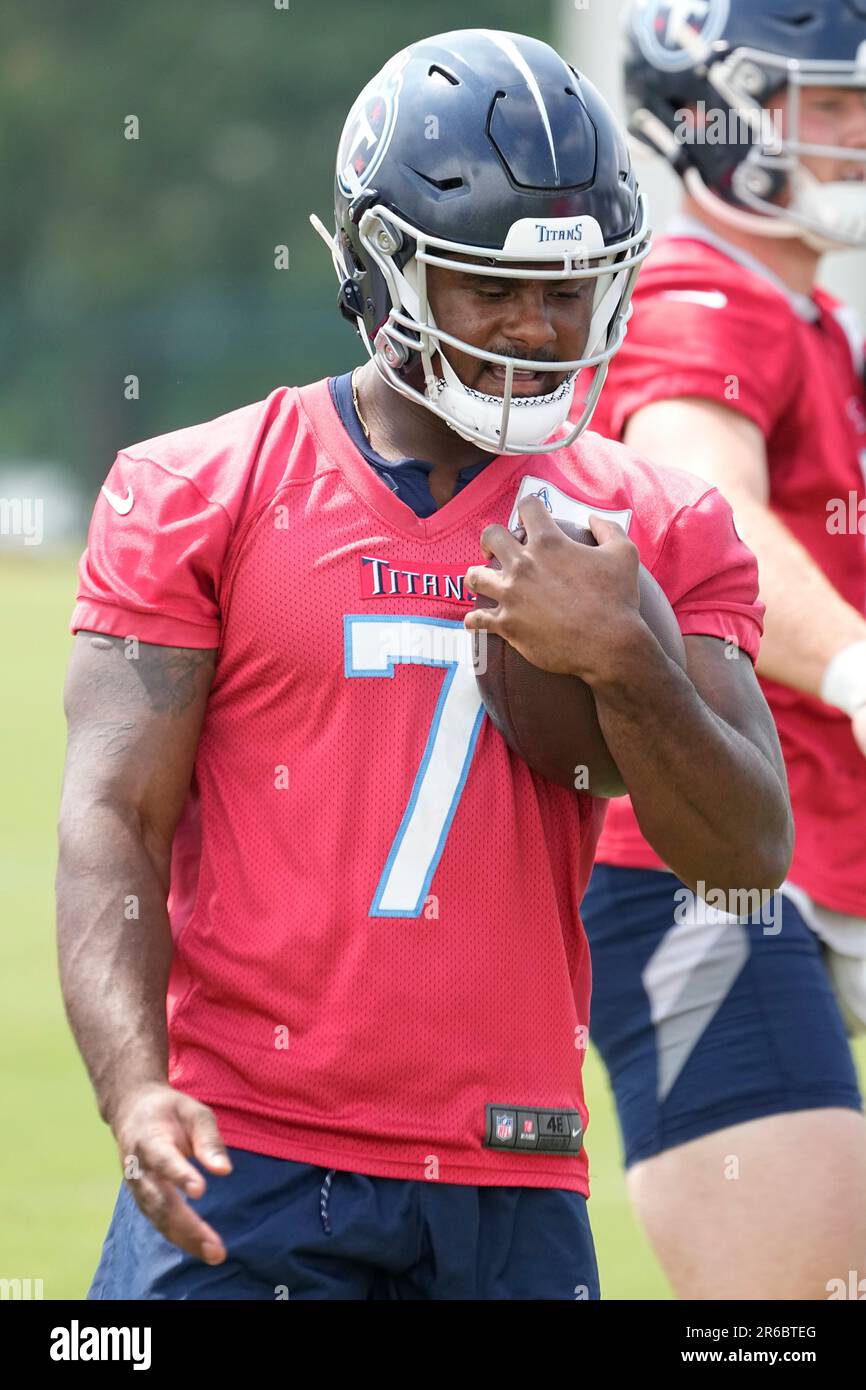 Tennessee Titans quarterback Malik Willis (7) warms up during practice ...