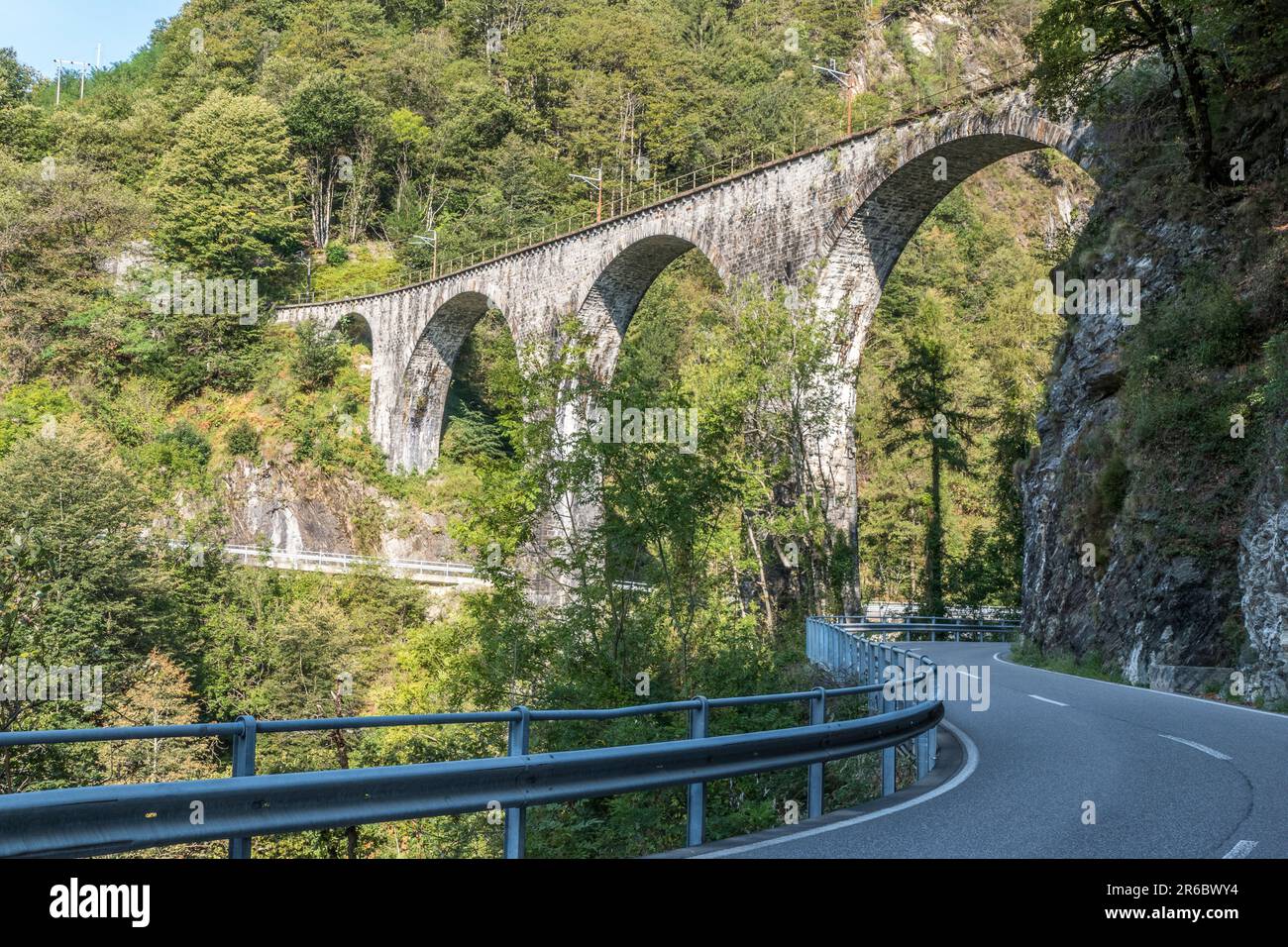 Brick railway bridge hi-res stock photography and images - Alamy