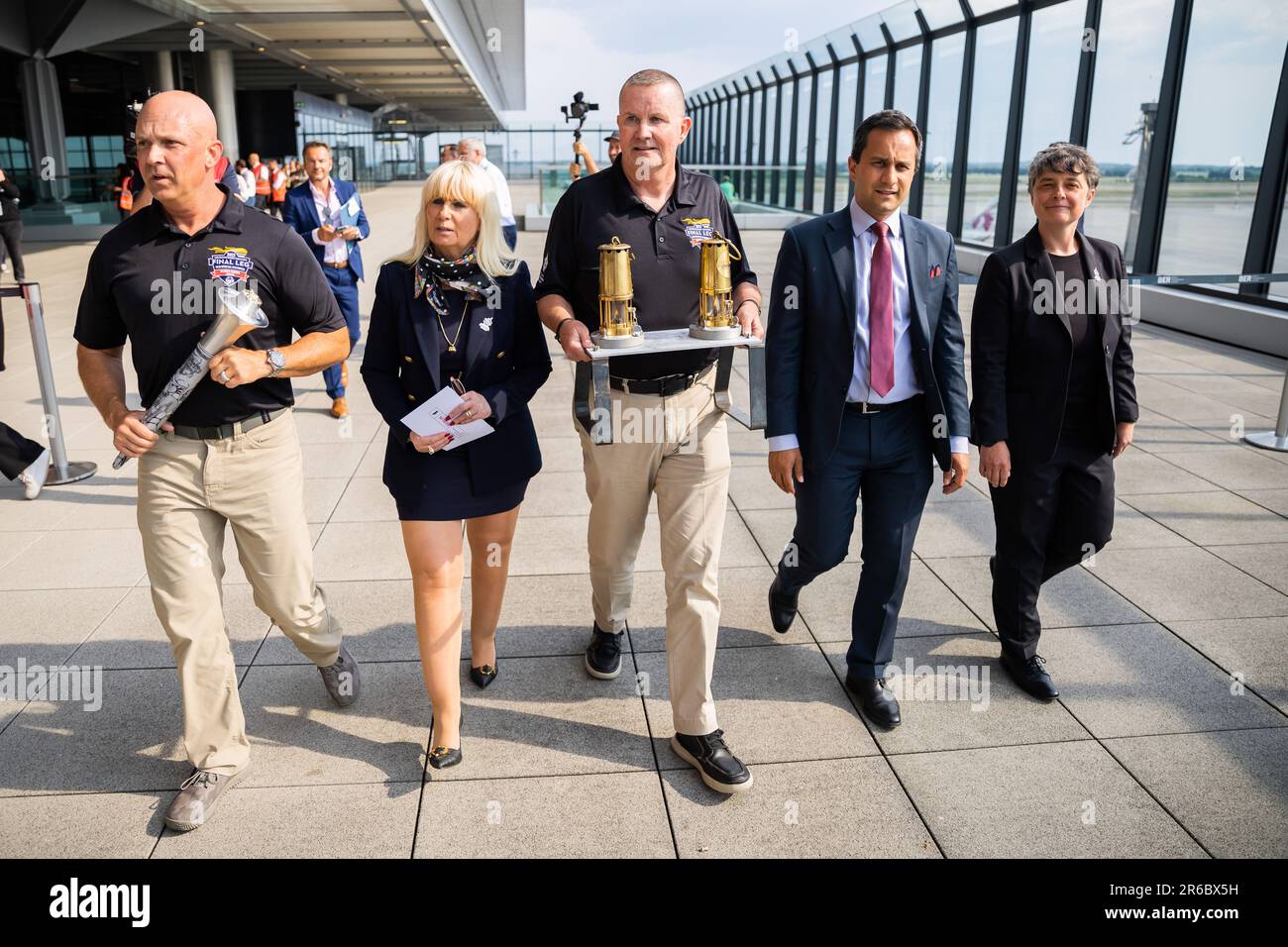 08 June 2023, Brandenburg, Schönefeld: Greg Dawson (l-r), police ...