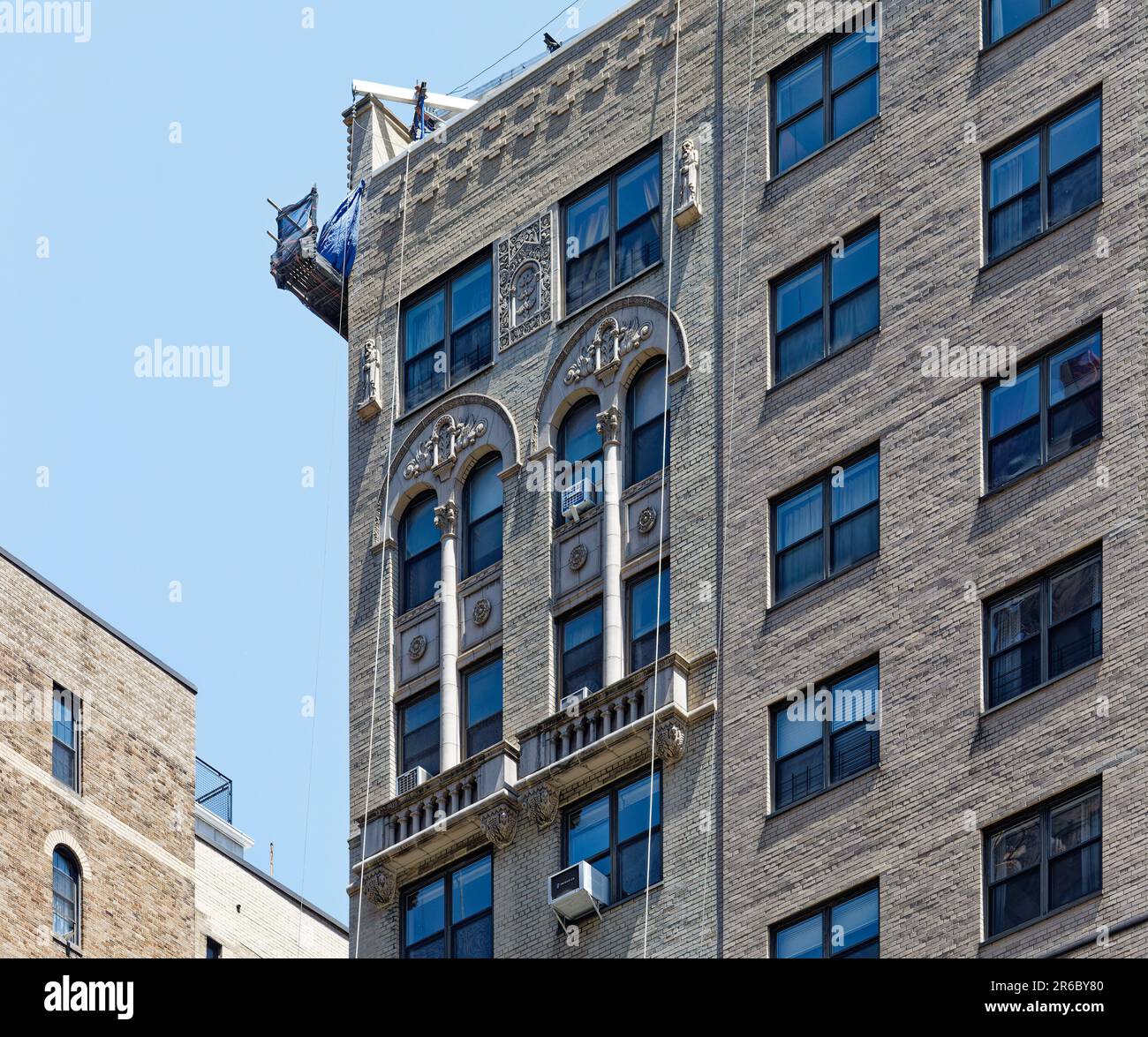 The modern corner section of 7 Park Avenue was built 22 years after ...