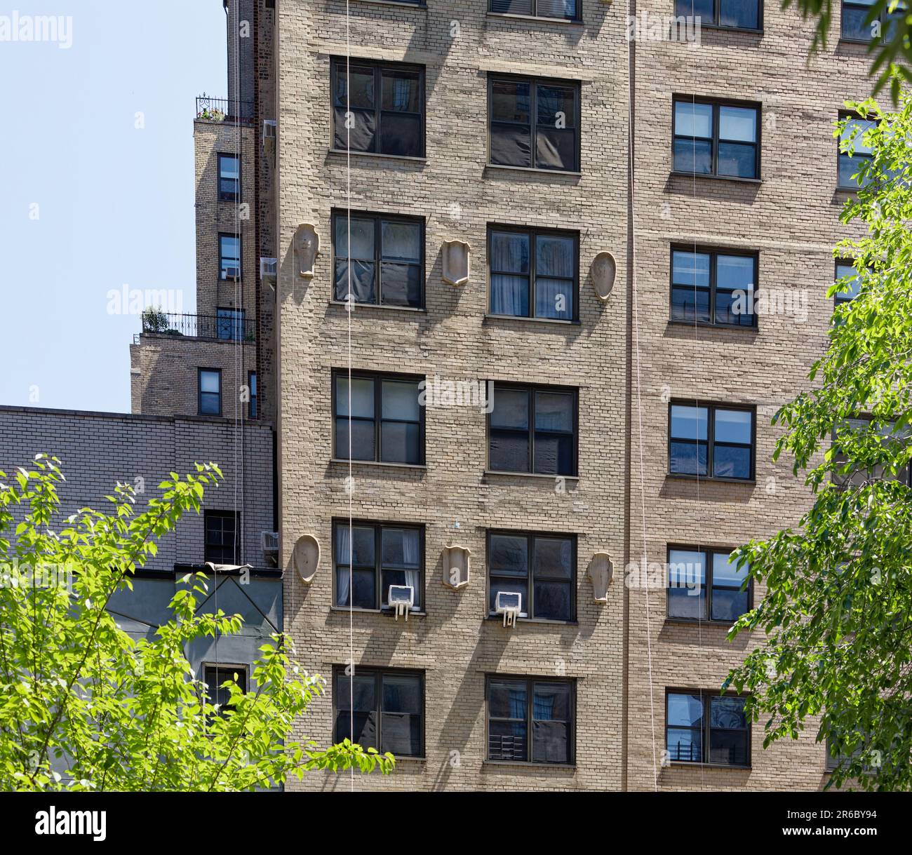 The modern corner section of 7 Park Avenue was built 22 years after ...