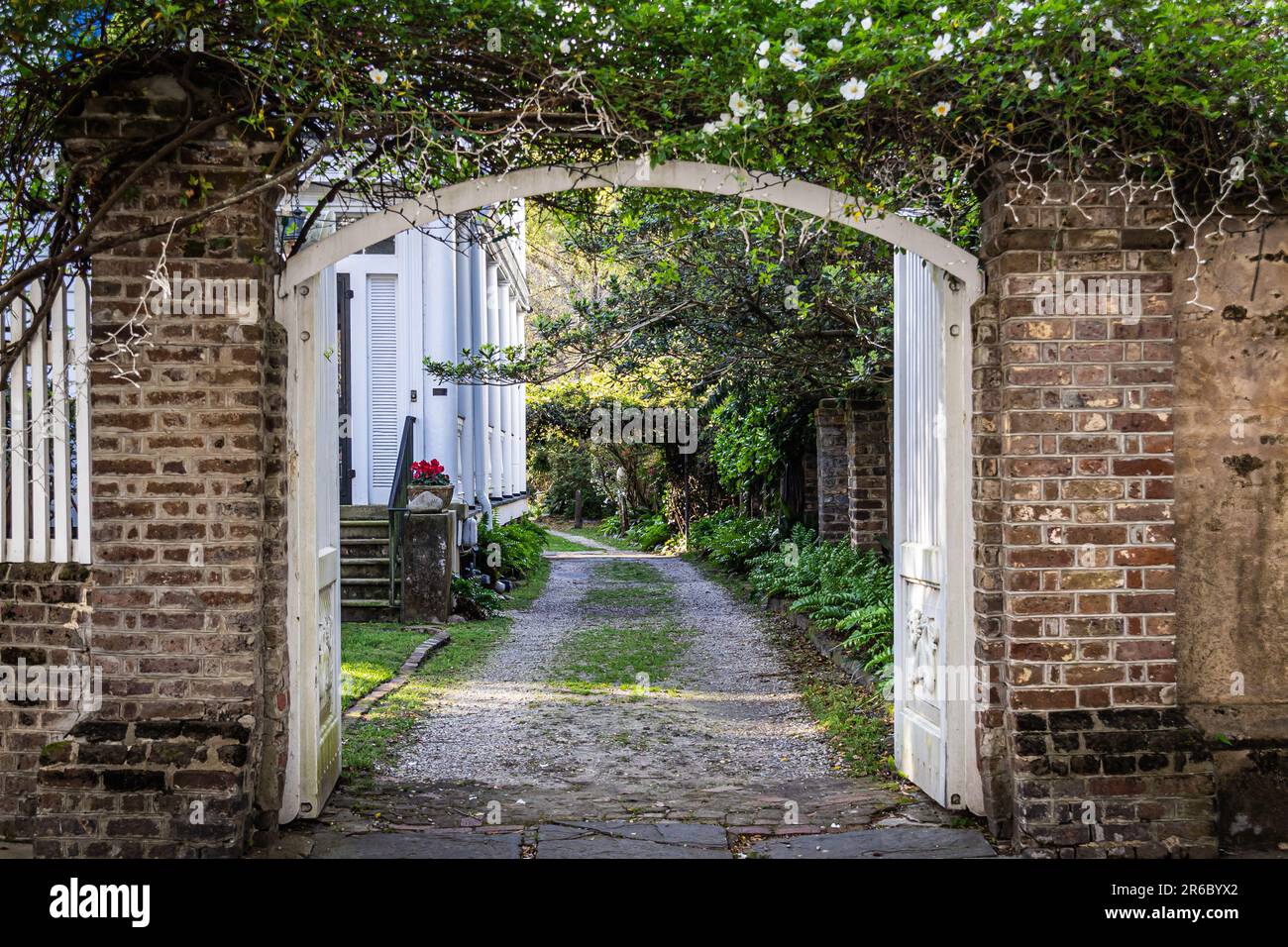 Side gate open hi-res stock photography and images - Alamy