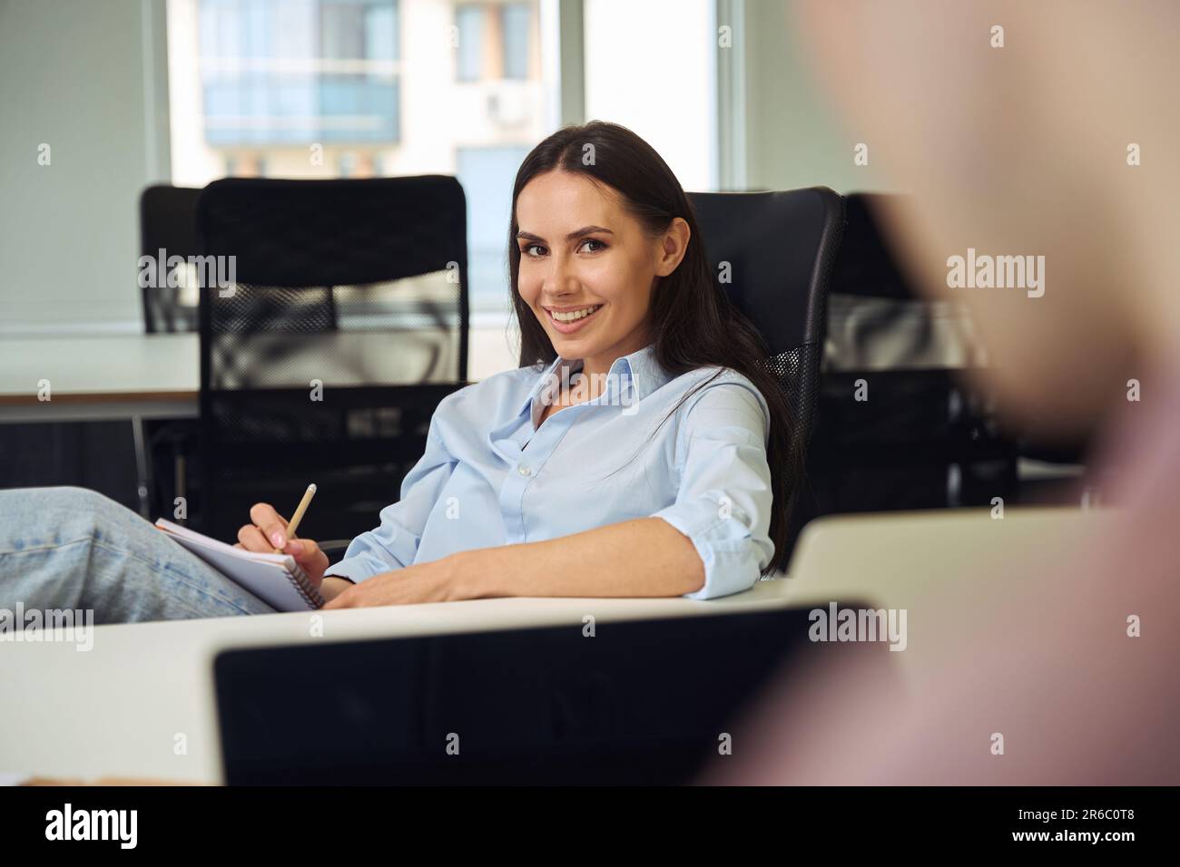 Business woman take note hi-res stock photography and images - Alamy