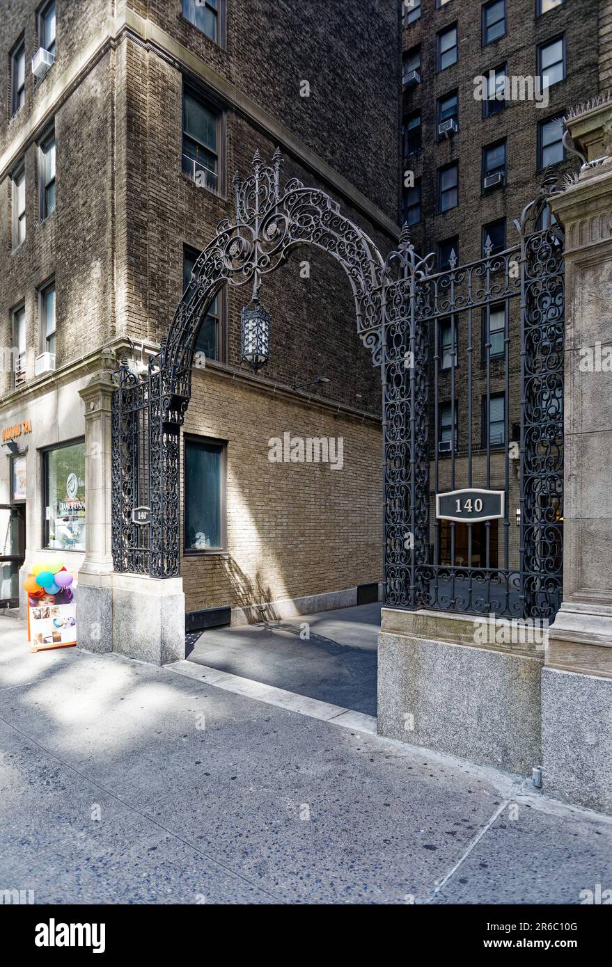 Multi level storefronts hi-res stock photography and images - Alamy