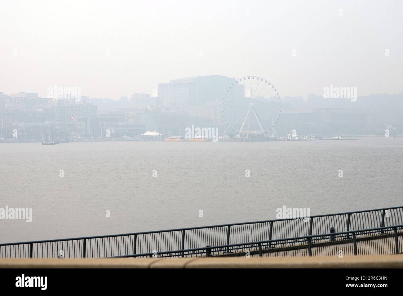 National harbor capital wheel hi-res stock photography and images - Alamy