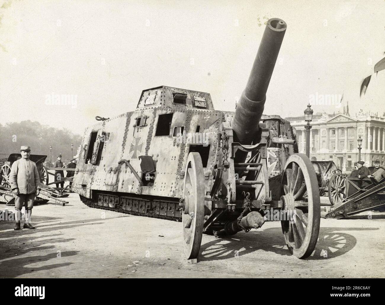 Liberation Day, cannon, war equipment, Place de la Concorde, October 20 ...