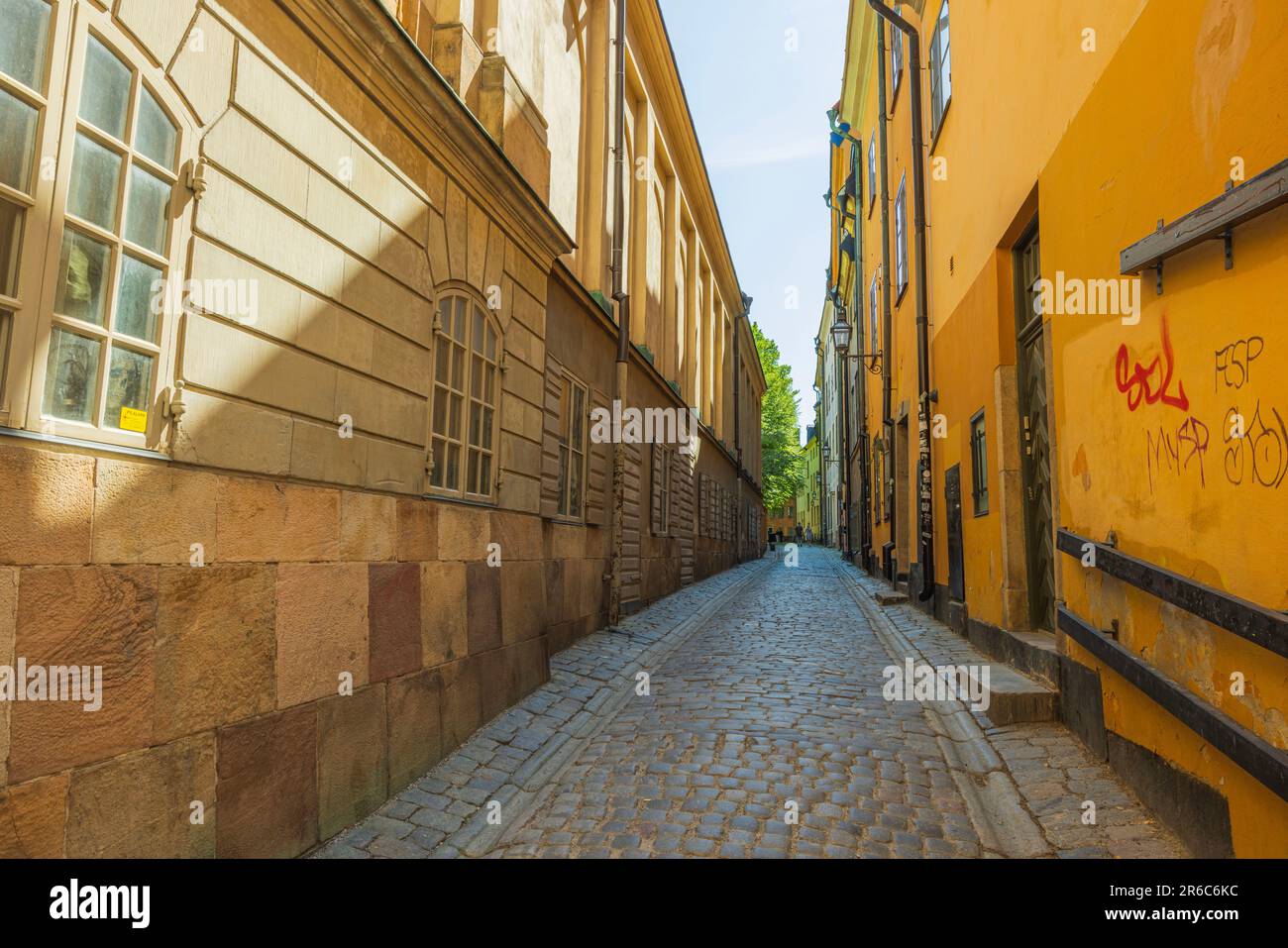 Narrow street between two buildings hi-res stock photography and images ...