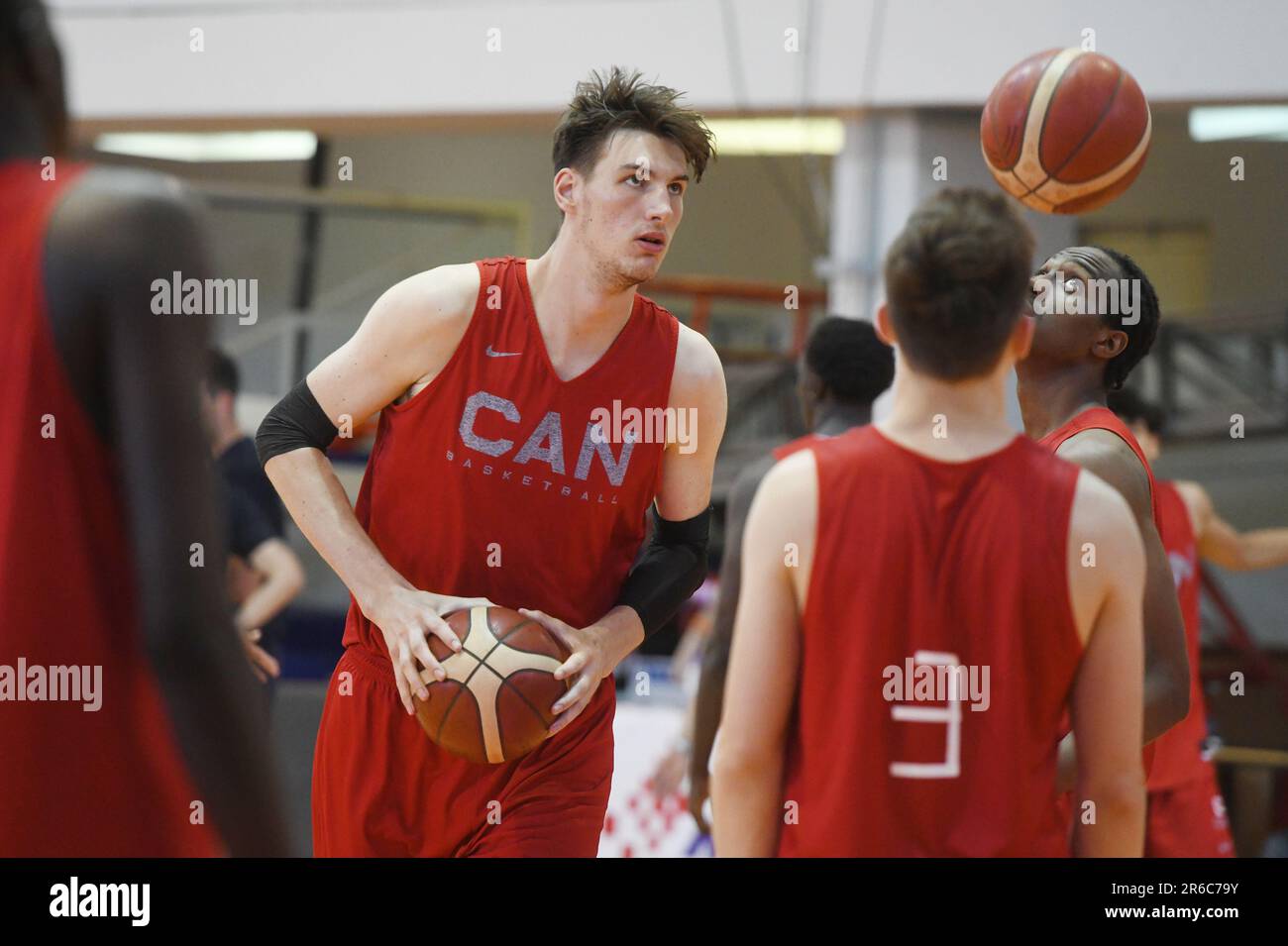He is only 17 years old, but he is already a dizzying 231 centimeters ...