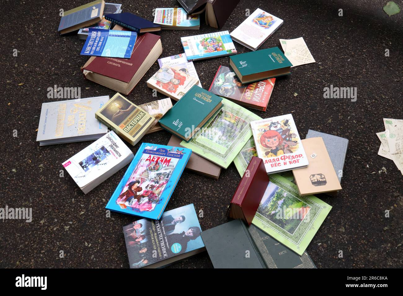 Russian language literature hi-res stock photography and images - Alamy