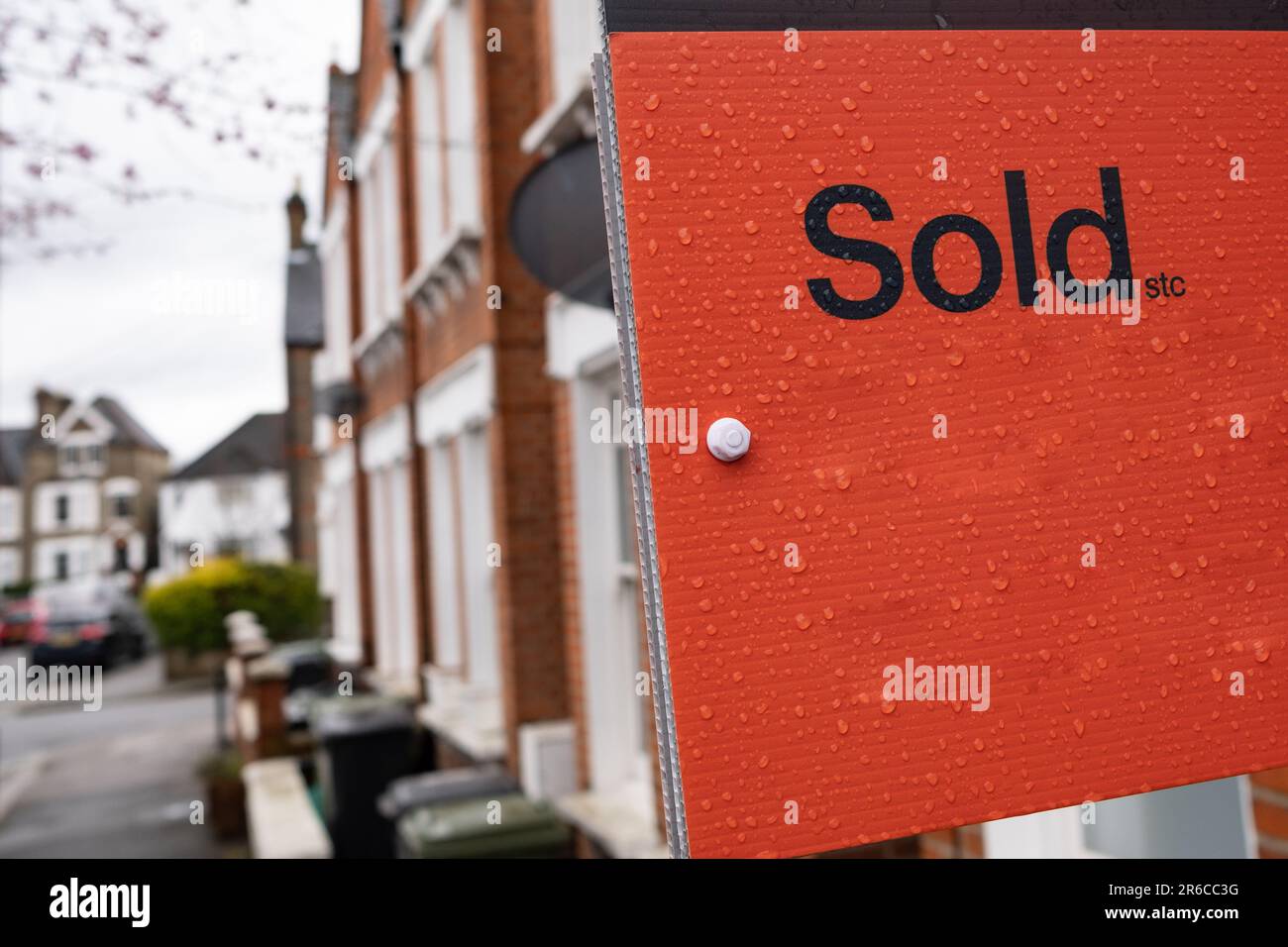 Estate agent 'SOLD' sign on residential street Stock Photo - Alamy