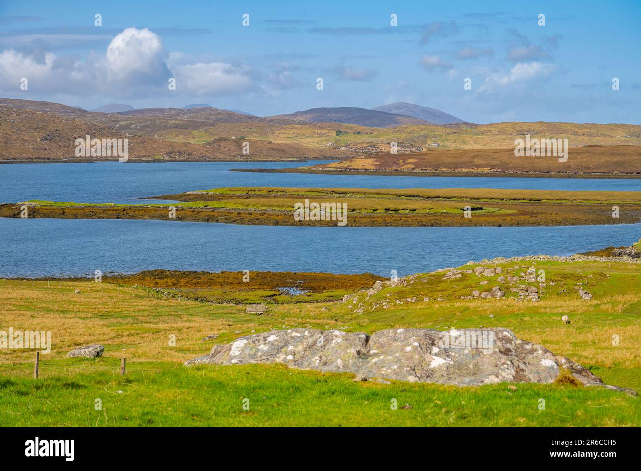 Looking Looking south along Loch Ceann Hulsbhig from Callanish ...