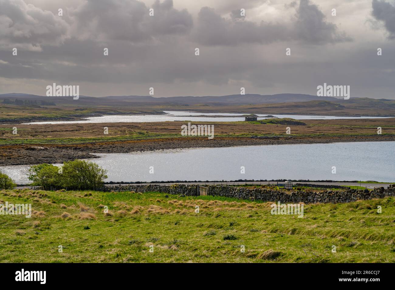Looking Looking south east along Loch Ceann Hulsbhig from Callanish ...