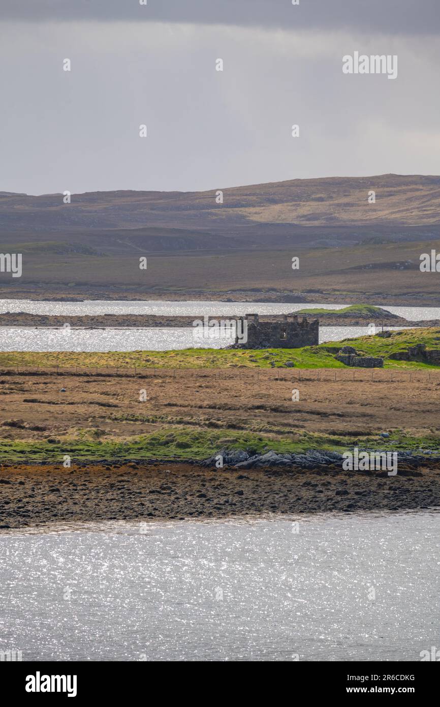Looking Looking south east along Loch Ceann Hulsbhig from Callanish ...