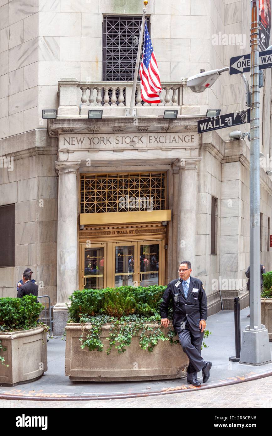 Building security guard usa hi-res stock photography and images - Alamy