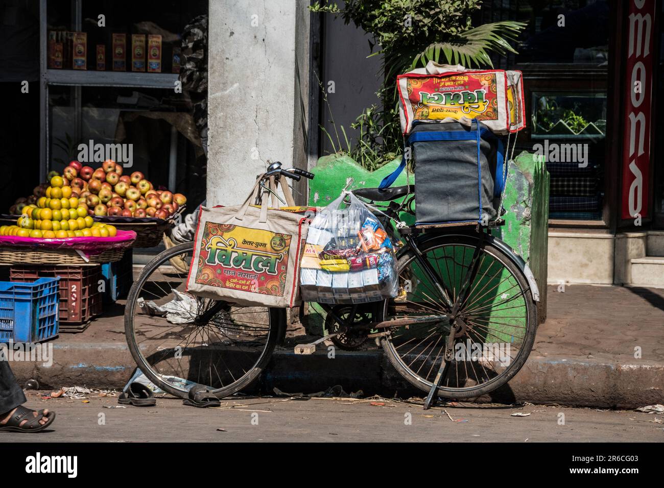 A view of the traditional Indian one speed bike, Calcutta, India Stock ...