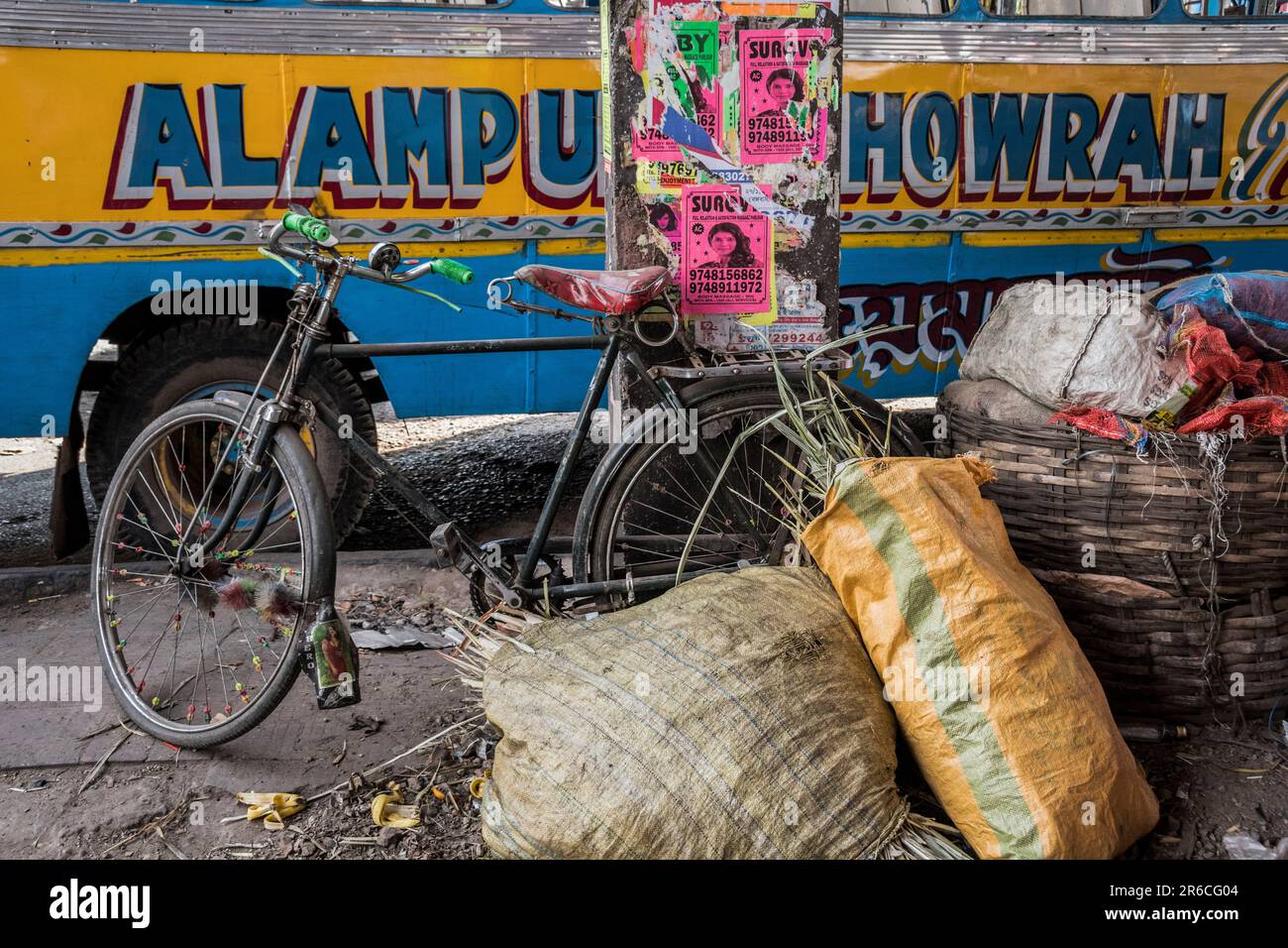 A view of the traditional Indian one speed bike, Calcutta, India Stock ...