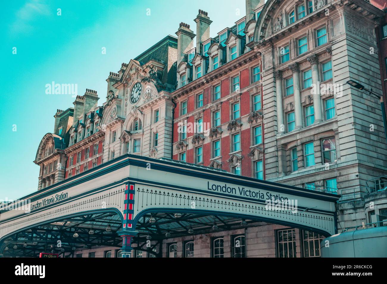 Victoria Train Station, London Stock Photo - Alamy
