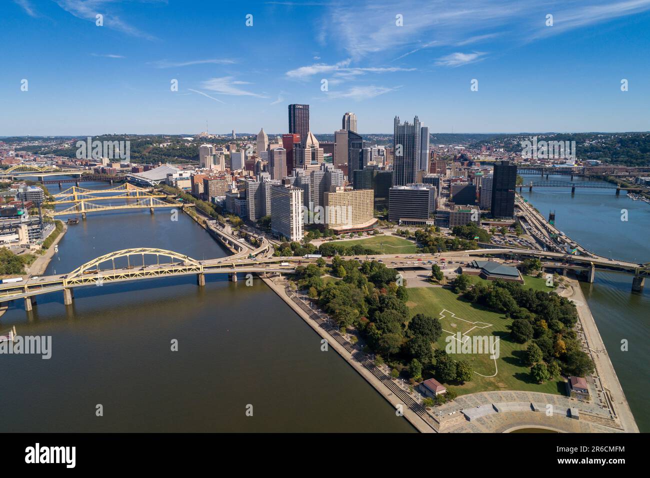 Pittsburgh Cityscape and Business District, Downtown Fort Duquesne ...