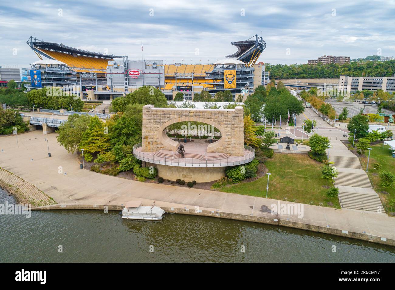 Mr. Rogers Memorial Statue in Pittsburgh, Pennsylvania Stock Photo - Alamy